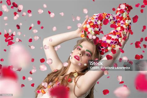 장미 꽃잎에 꽃 뿔을 가진 아름다운 소녀의 초상화 여신 플로라 비행 꽃과 환상적인 메이크업아름다운 여자 봄 소녀 모델 Goddess Lakshmi에 대한 스톡 사진 및 기타