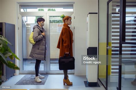 사무실에 들어가기 전에 비즈니스 인원이 온도를 측정합니다 들어가기에 대한 스톡 사진 및 기타 이미지 들어가기 의료용 스캐너