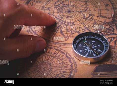 Búsqueda de aventuras Brújula y mapas Búsqueda del tesoro en la isla