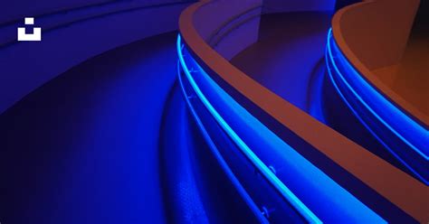 방에 파란색 조명이 있는 곡선 벽 사진 Unsplash의 무료 두바이 아랍에미리트 이미지