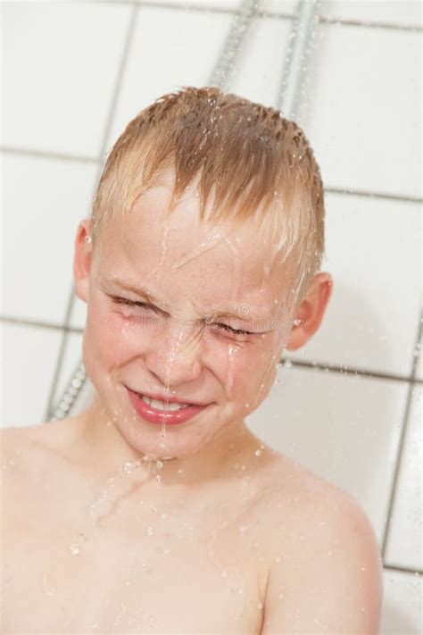 Junge In Der Dusche Mit Wasser Im Gesicht Stockfoto Bild Von Zuhause Freizeit 47481868
