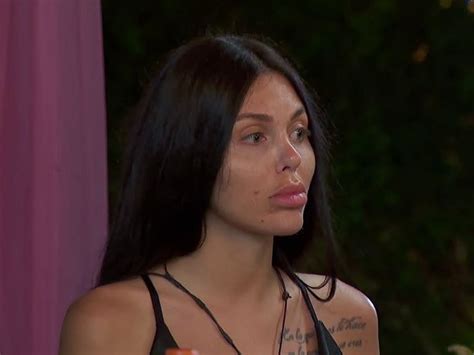 Скандалната Емили напусна Ергенът Любов в рая с петима мъже Видео