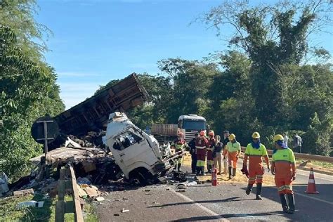 Cinco Pessoas Morrem Em Colisão Entre Duas Carretas E Carro De Passeio