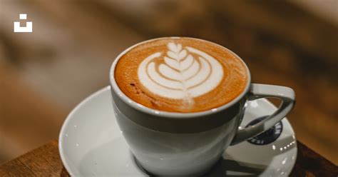 Tasse En Céramique Blanche Avec Soucoupe Sur Table En Bois Brun Photo