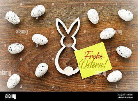 FOTOMONTAGE Osterhasenfigur Und Zettel Mit Aufschrift Frohe Ostern