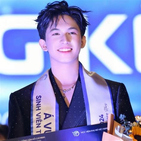 Nam sinh gây sốt mạng nhờ nhan sắc đỉnh cao tựa sao Hàn VOZ