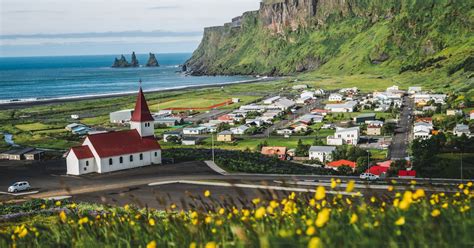 여름에 아이슬란드의 아름다운 마을 비크 이 미르달 비크 마을은 레이캬비크에서 남동쪽으로 약 180km 떨어진 순환 도로에 있는 아이슬란드 최남단 마을입니다 사진
