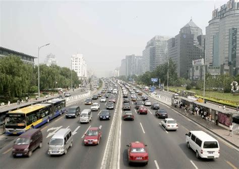 北京实行“单双号”限行措施