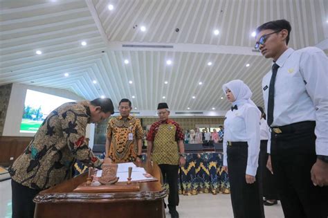 Serahkan SK Kenaikan Pangkat Pj Wali Kota Tangerang Jadikan Sebagai