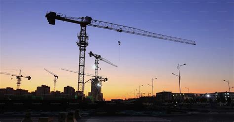 건축 현장은 저녁에 타워 크레인이 주거용 건물을 짓습니다 사진 Unsplash의 기술 이미지