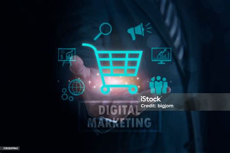 디지털 마케팅의 간판과 아이콘을 들고 있는 사업가 기술 인터넷 및 네트워크 콘텐츠 계획 광고 전략 개념 온라인 마케팅 E비즈니스 전자 상거래 비즈니스 온라인 개념에 대한