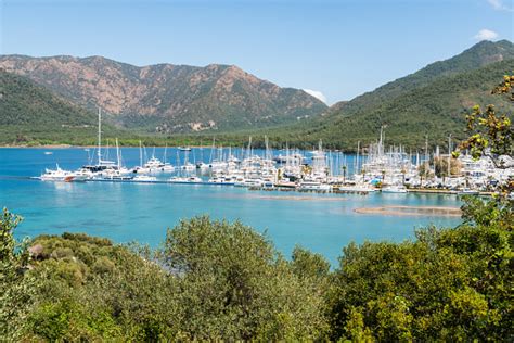 터키의 Marmaris 리조트 타운 근처의 Cennet Adasi 섬에있는 Yalancibogaz 요트 마리나 0명에 대한 스톡