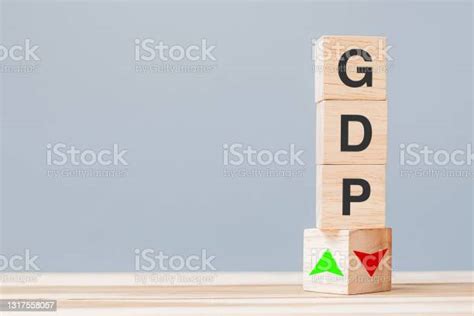 Up 및 Down 화살표 기호 아이콘에 Gdp 텍스트 와 나무 큐브 블록 재무 관리 경제 및 비즈니스 개념 국내총생산에 대한