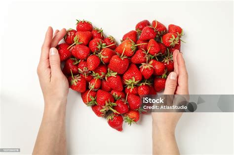 여성의 손은 흰색 배경 상단보기에 맛있는 딸기로 만든 마음을 터치합니다 여름 베리 과일에 대한 스톡 사진 및 기타 이미지