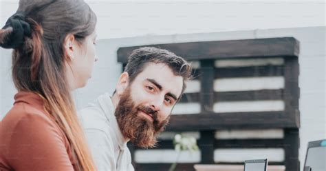 한 남자와 한 여자가 노트북을 들고 테이블에 앉아 있다 사진 Unsplash의 사업 이미지