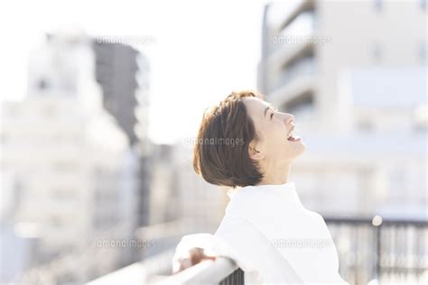 白いシャツを着た笑顔の女性の写真素材 Fyi08018235 ストックフォトの Qlean Market