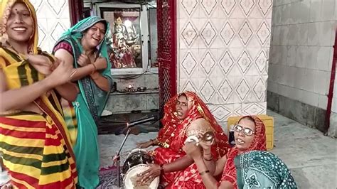 माता रानी का भजन आगे आगे हनुमान चले पीछे भैरव बाबा बीच में भवानी आई रे