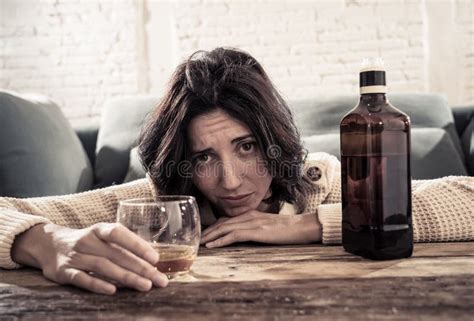 Alcool Potable De Jeune Triste Malheureuse Impuissante Femme