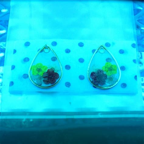 レジンで作る夏の押し花で透明感のある大人ノンホールピアスを作ろう【100均】 Weboo ウィーブー 暮らしをつくる