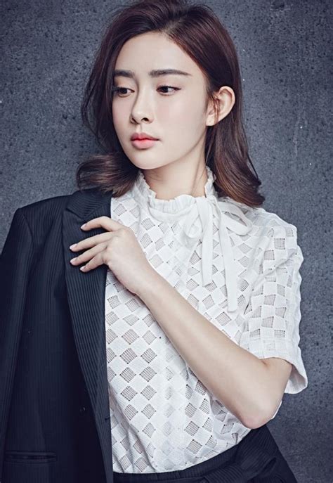 最美「穆念慈」發佈時尚寫真，孟子義透視小衫曲線若隱若現 每日頭條