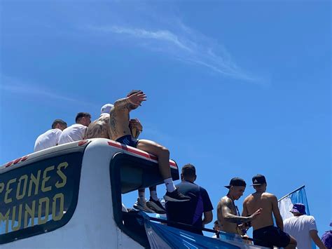 La Historia Detrás De La Foto Más Viral De La Caravana De Argentina El Rayo De Luz Que Iluminó