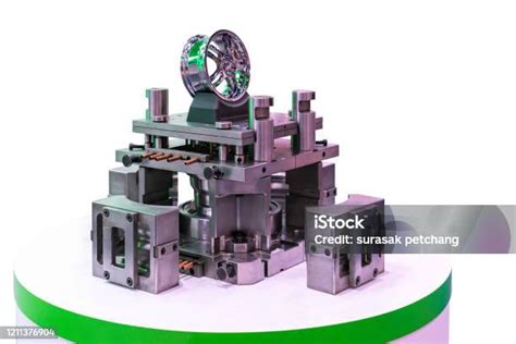 합금 휠 금형 세트 또는 클리핑 경로로 분리 된 흰색 테이블에 샘플 금속 휠 또는 자동차 부품이있는 낮은 사출 압력 금형 작업 장비에 대한 스톡 사진 및 기타 이미지