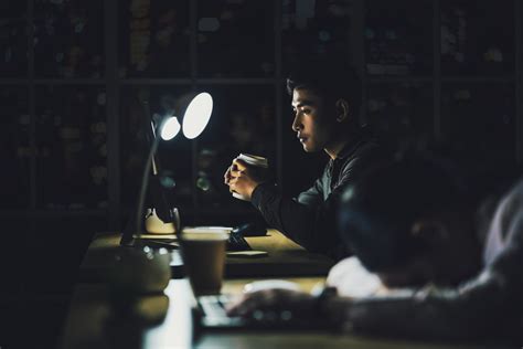 打工仔辛酸｜老豆過身照ot 打工仔做社畜8年 見盡辛酸感慨「變得唔正常」