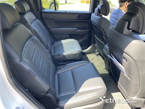 “헤리티지에 미래 입혔다”…현대차 5세대 싼타페 최초 공개 전자신문