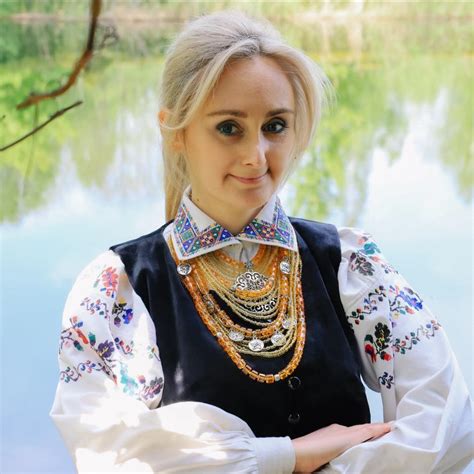 Цю ліричну пісню бабуся Ганна навчилася у своєї бабусі Наталки Вона