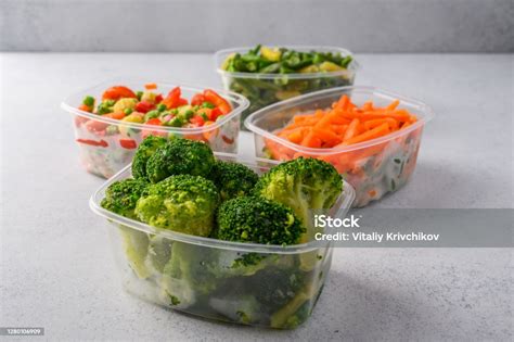 냉동 야채 당근 브로콜리 시금치 트레이 배경에 플라스틱 트레이에 녹색 포드 콩 닫기 건강한 생활방식에 대한 스톡 사진 및 기타 이미지 건강한 생활방식 건강한 식생활