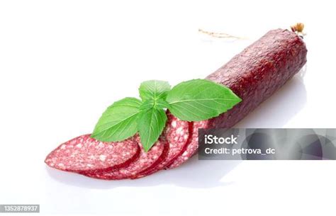 훈제 소시지 슬라이스와 신선한 허브를 곁들인 소시지 스틱 흰색 배경에 고립 0명에 대한 스톡 사진 및 기타 이미지 0명 건강한 생활방식 건조한 Istock