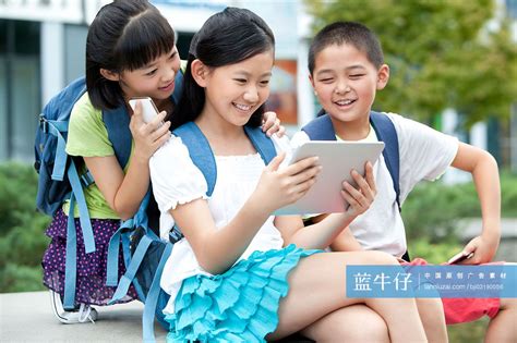 小学生一起玩平板电脑 蓝牛仔影像 中国原创广告影像素材