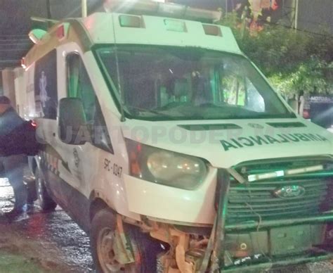 Choca ambulancia contra vehículo