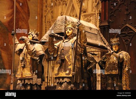 La Tumba De Crist Bal Col N En La Catedral De Sevilla Fotograf A De Stock Alamy