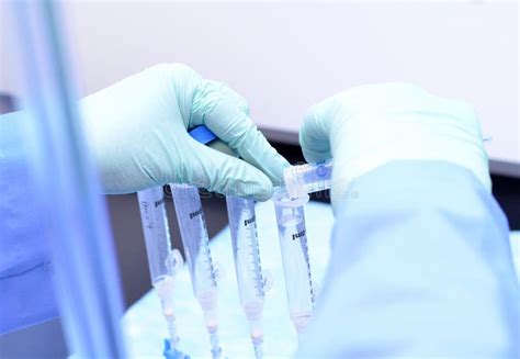 Medische Het Testen Materiaal En Van De Handenholding Reageerbuizen