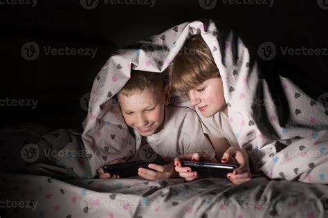 Bruder Und Schwester L Ge Unter Ein Decke Beim Nacht Und Abspielen Auf Das Telefon