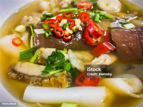 중국어 롤 국수 수프 또는 Kuay Jub 국수 롤 돼지 간 돼지 피 돼지 신장 삶은 계란과 고기를 포함 하는 태국 길거리 음식