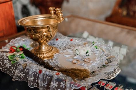 Decoración De Bodas En Los Anillos De Bodas De Las Coronas De La