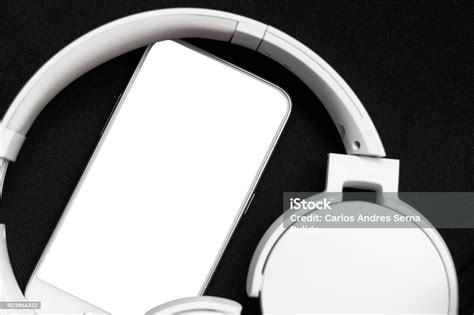 검은색 배경에 흰색 헤드셋이 있는 빈 화면이 있는 스마트폰입니다 음악 및 팟캐스트 0명에 대한 스톡 사진 및 기타 이미지 0