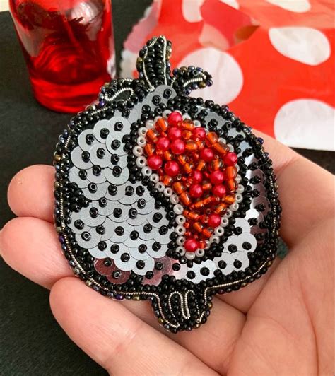 Брошь из бисера "Гранат" | Crochet earrings, Jewelry, Crochet
