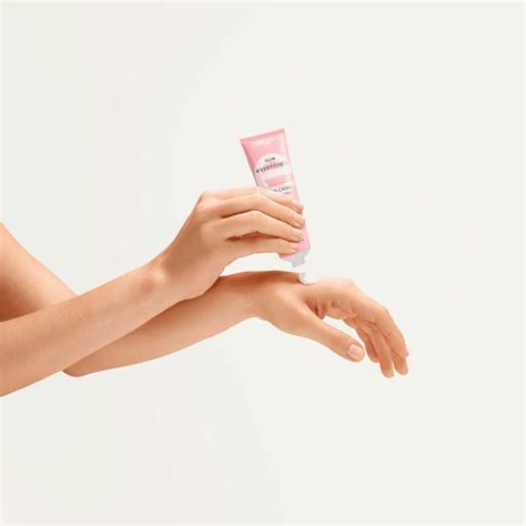 Glow Essentials Hand Cream With Vitamins E B3 Oriflame