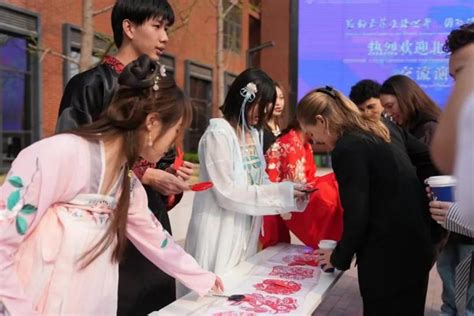 艺韵嘉华连接世界国际课堂共话交流北美艺术家进校园艺术交流暨国际文化艺术周开幕 凤凰教育