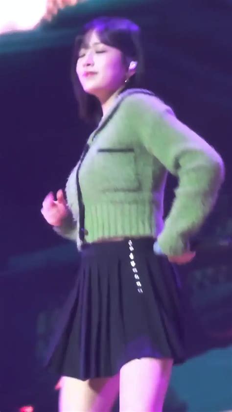 측면에서 찍은 아이브 단발 안유진 검정 테니스치마 유저방송 엠봉