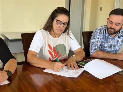 Prefeito Léo Camilo Assina Termo De Repasse A Comunidade Terapêutica