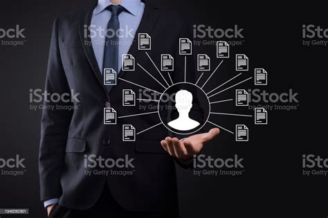 문서 관리 시스템 Dms 사업가는 사용자 및 문서 아이콘을 보유합니다 회사 파일 및 정보를 보관 검색 및 관리하기 위한