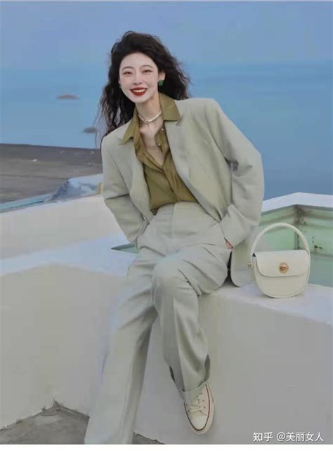 绿色西装配什么颜色内搭好看 知乎