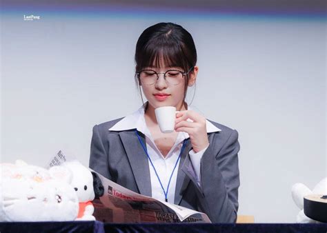 안경쓰고 오피스룩 입은 안유진 비주얼  인스티즈instiz 이슈 카테고리