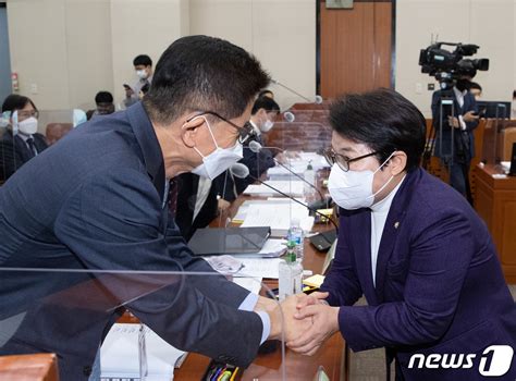 국감 악수하는 김문수·임이자 네이트 뉴스