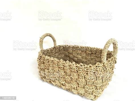 제품 사진을 위해 흰색 배경에 Pandanus 냄새 또는 향기로운 스크류 파인으로 만든 손잡이로 바구니 짜기 0명에 대한 스톡