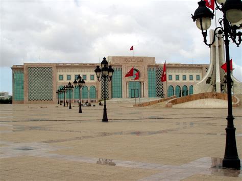 ساحة قصر البلدية في تونس العاصمة تبدو خالية من المواطنين